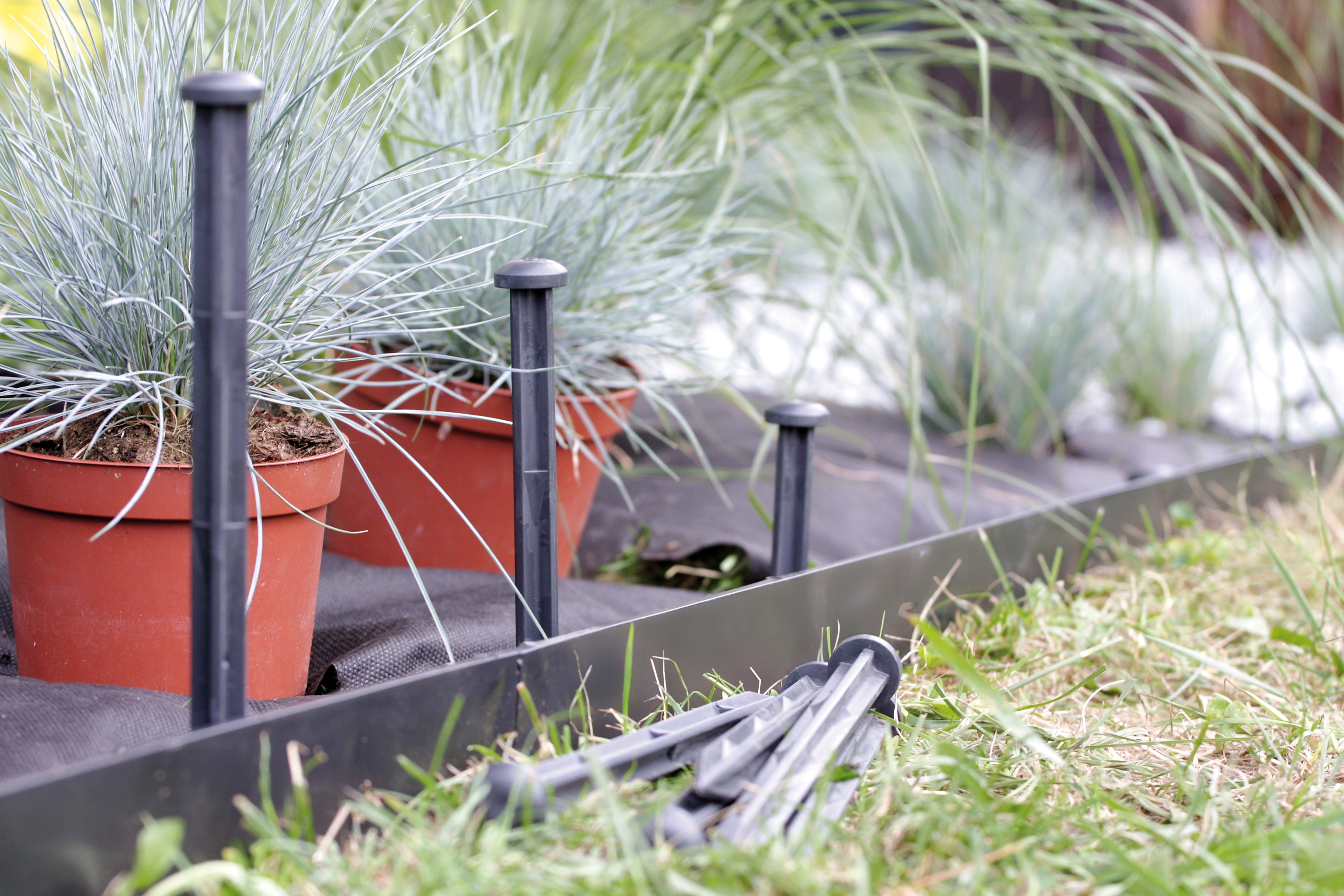 Securing pegs for lawn edging – GARDENIX